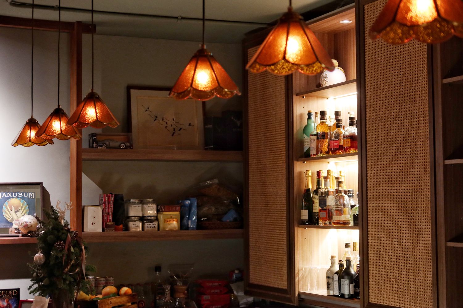 【台中酒吧推薦】Nobody Knows Bar 無人知曉|隱身在巷弄內的老宅酒吧，創意調酒搭配復古台菜料理 @混血珊莎的奇幻旅程